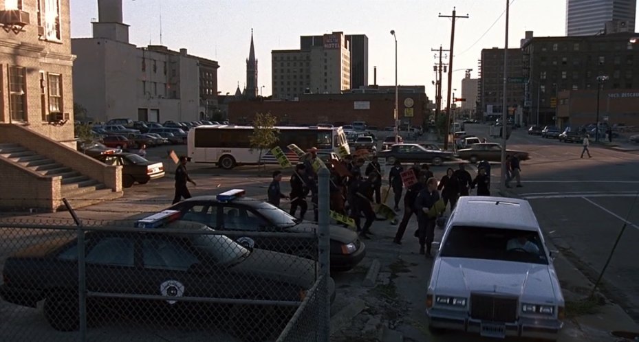 IMCDb.org: 1985 Lincoln Town Car Stretched Limousine in "RoboCop 2, 1990"