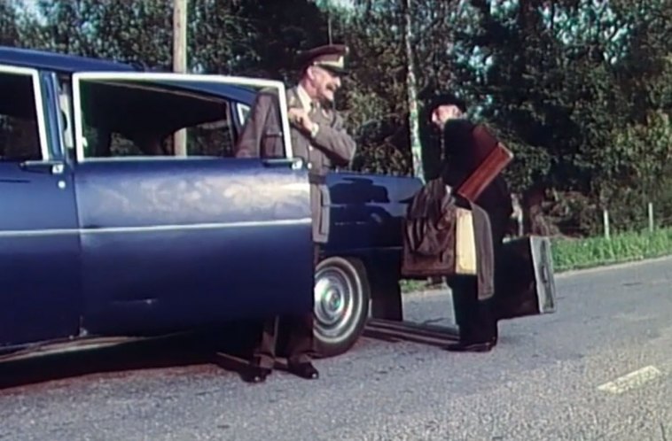 IMCDb.org: 1974 Checker Taxicab in "91:an och generalernas fnatt, 1977"