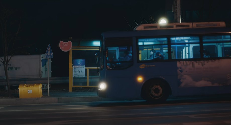 IMCDb.org: 2005 Hyundai Super Aero City [CY] in "나의 아저씨 (My Mister), 2018"