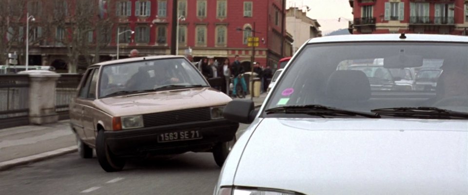 IMCDb.org: 1992 Renault 19 [X53] in "Maximum Risk, 1996"